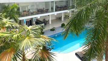 2 piscinas externas, barracas de cortesia, guarda-sóis