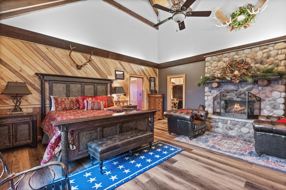 Indigo Falls ~ 8BR w/Golf Simulator, Indoor Cave Pool, Hot Tub, Game ...