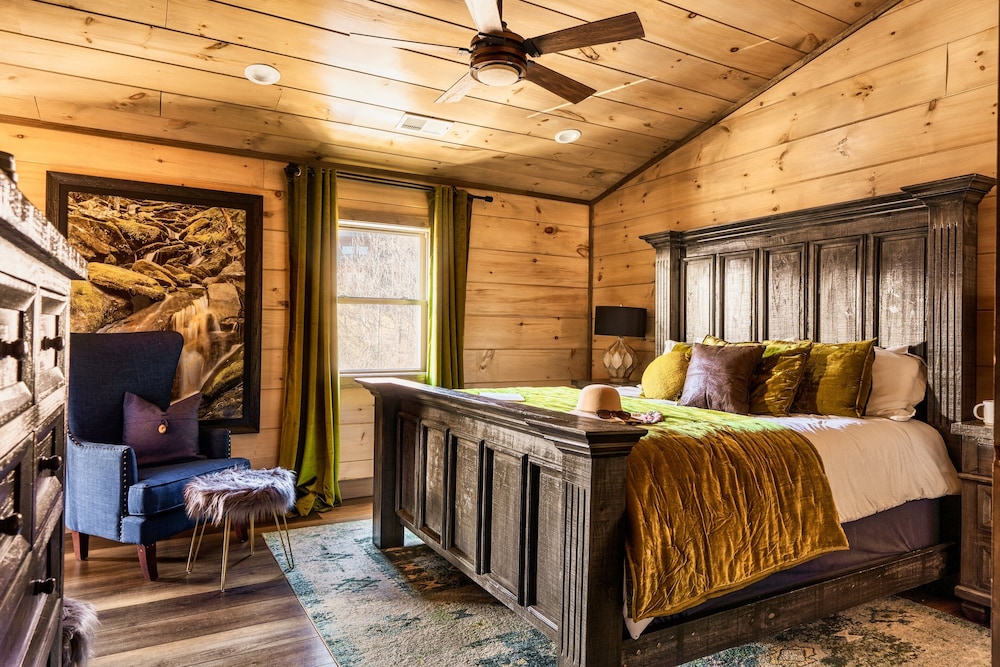 Welcome to Eagle Summit National Park Lodge. Luxury Pool Cabin ...