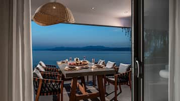 Villa de Luxo, 6 quartos, piscina privativa, vista para o mar | Sala de estar | Smart TV de 65 de polegadas com canais via satélite, televisor, lareira