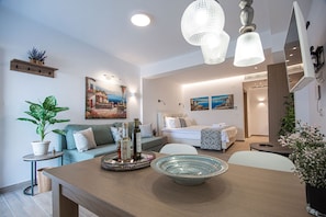 Apartamento básico, 1 cama Queen e sofá-cama, vista para o mar | 1 quarto, Wi-Fi de cortesia