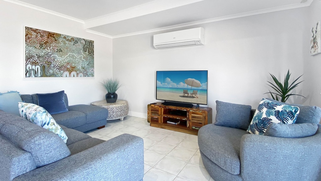 Magnetic Docks Townhouse 5, Beachfront Townhouse With Magnificent Views - Magnetic Island