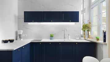 Frigobar, cooktop, lava-louças, chaleira elétrica