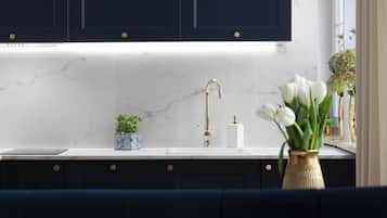 Frigobar, cooktop, lava-louças, chaleira elétrica