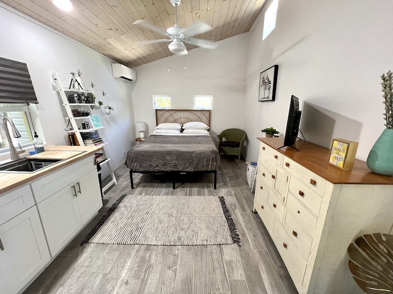 Downtown Tropical Studio - West Palm Beach, FL