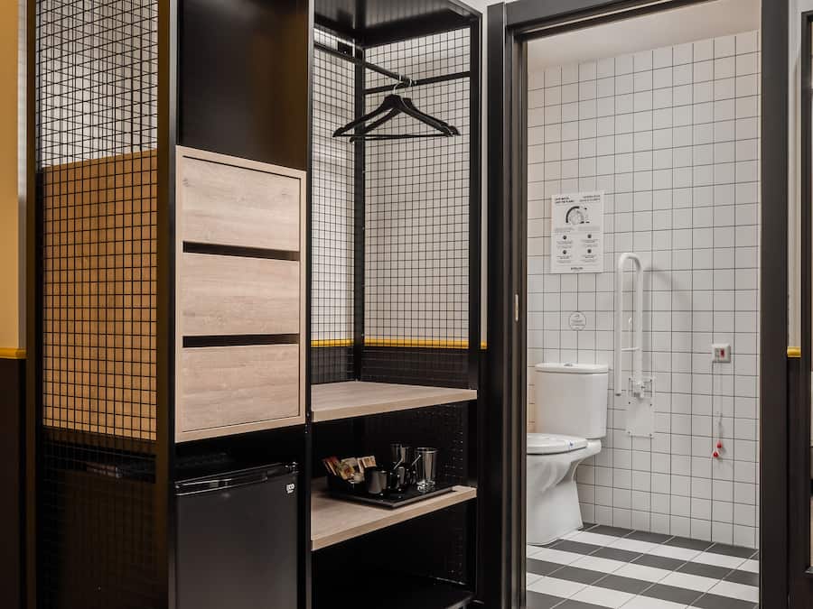 Quarto Duplo Económico | Casa de banho | Um polibã, um secador de cabelo, toalhas fornecidas, sabão