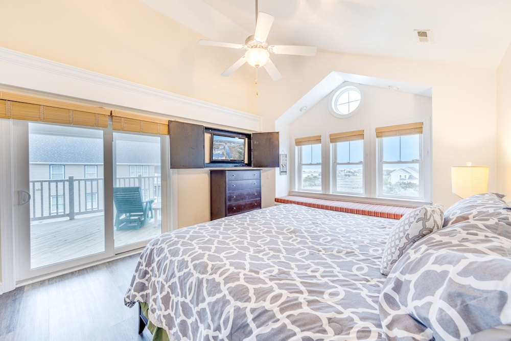 Canalfront Hatteras Condo w/ Private Balcony, Resort Pool, Boat Slips ...