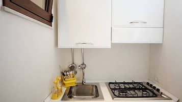Apartamento Básico | Cozinha privada | Minifrigorífico, uma placa de cozinha, utensílios de cozinha