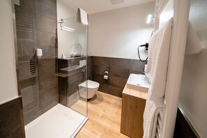 Um polibã, um secador de cabelo, toalhas fornecidas, sabão