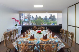 Café da manhã, almoço e jantar; culinária internacional