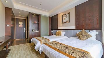 Quarto de hotel com duas camas, uma grande obra de arte na parede e design em painel de madeira.