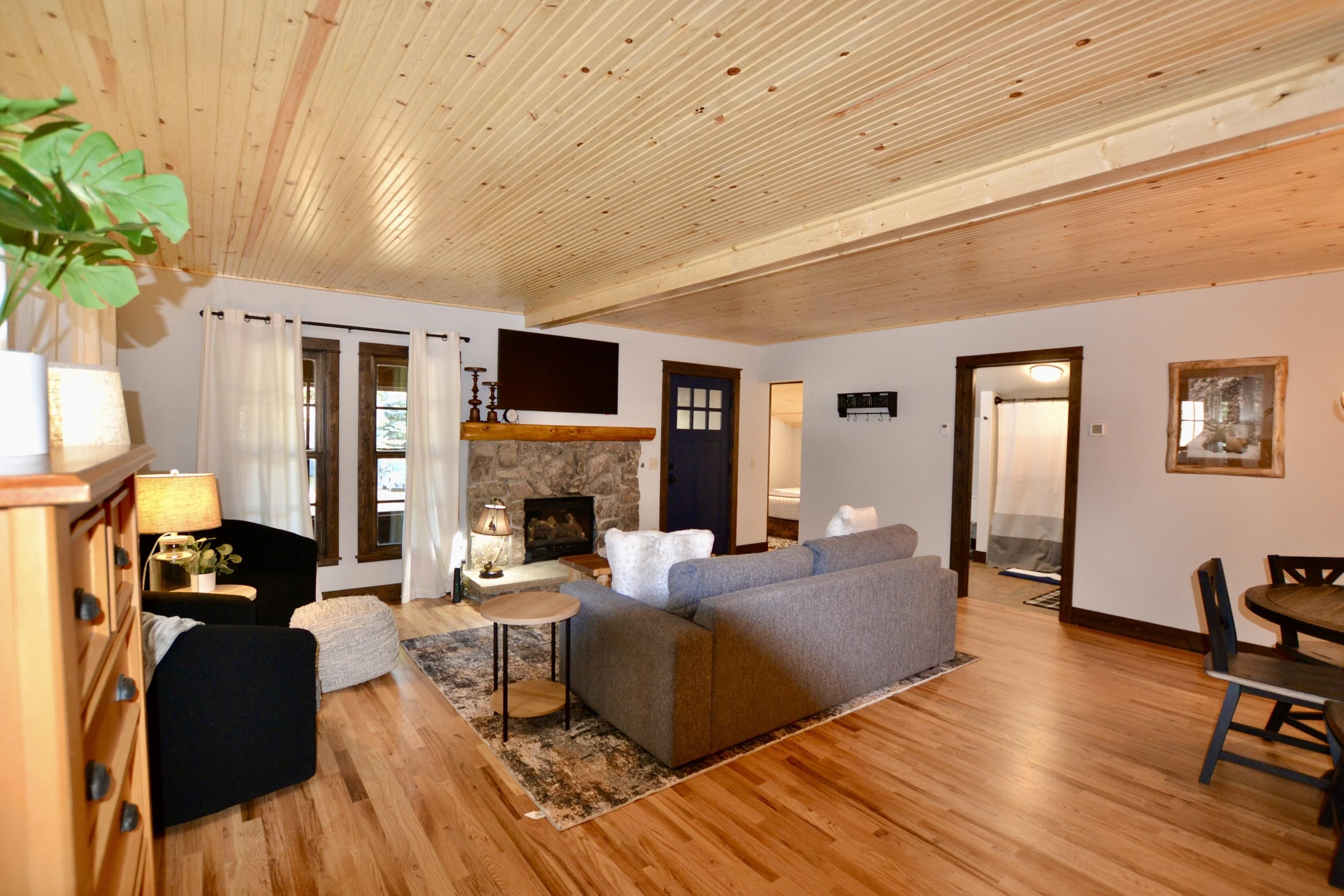 Blue Spruce Cabin - Historic 3 Bedroom Riverfront Cabin - Estes Park, CO
