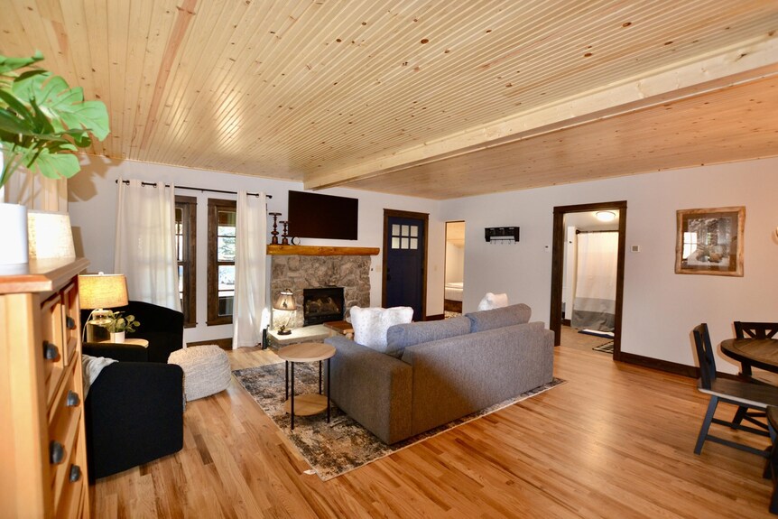 Blue Spruce Cabin - Historic 3 Bedroom Riverfront Cabin - Estes Park, CO