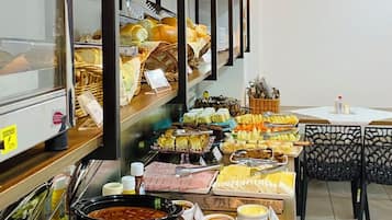 Café da manhã com buffet grátis todos os dias
