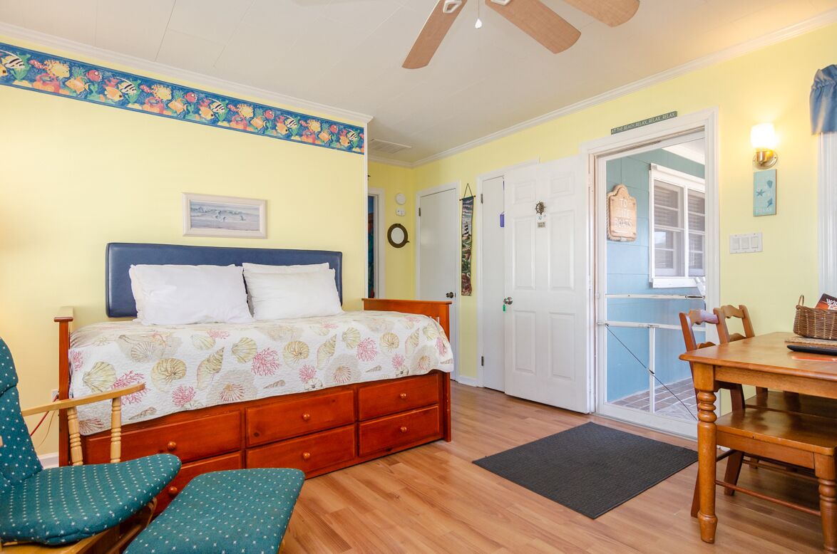 1 Br Efficiency In Private Historic Motel W Pool! - North Carolina Aquarium at Fort Fisher, Kure Beach