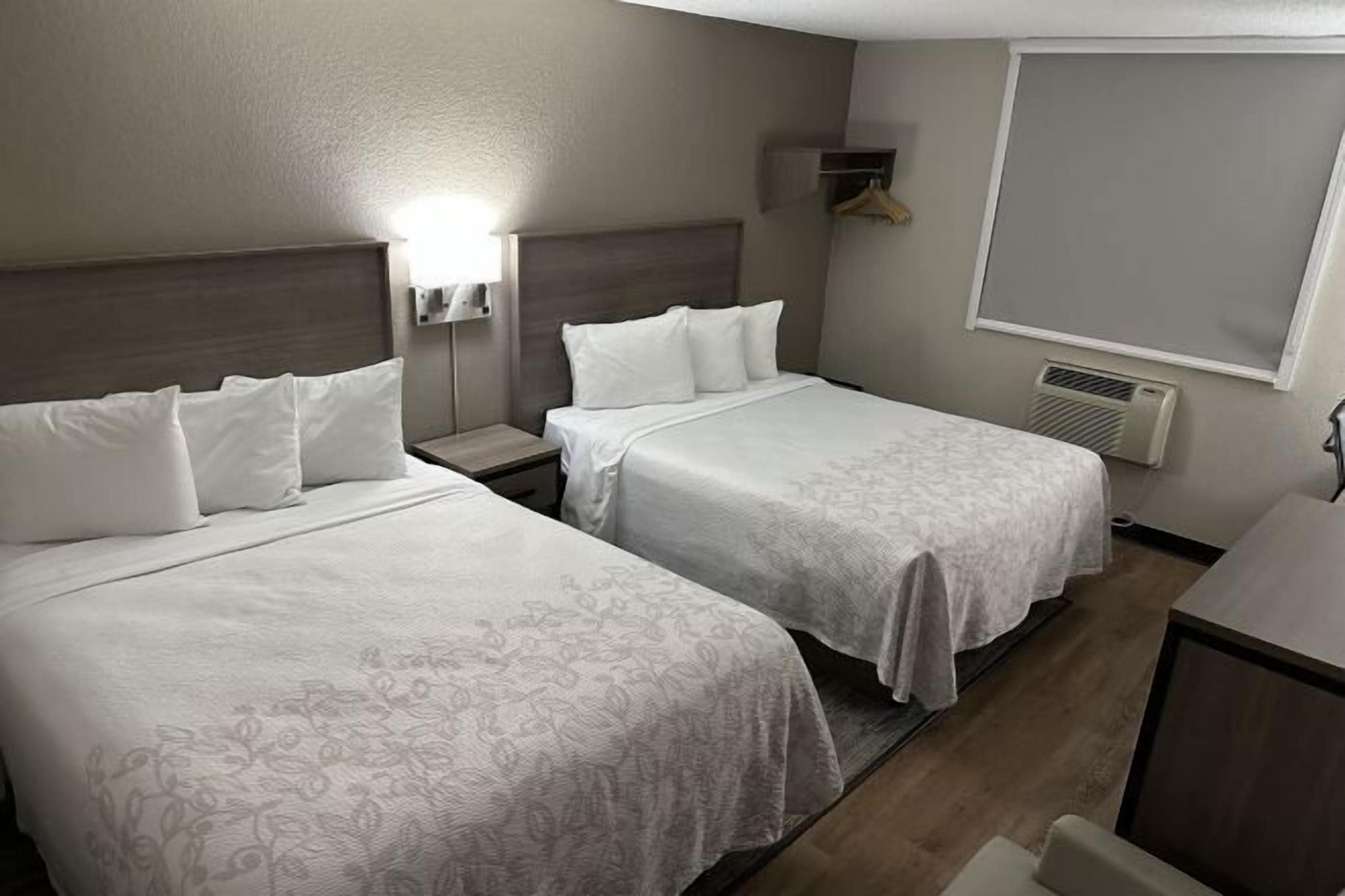 Cortinas blackout, Wi-Fi de cortesia, roupa de cama