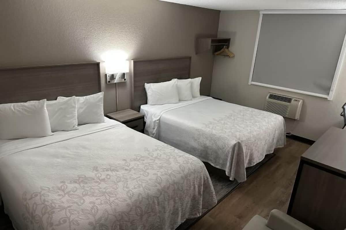 Cortinas blackout, Wi-Fi de cortesia, roupa de cama