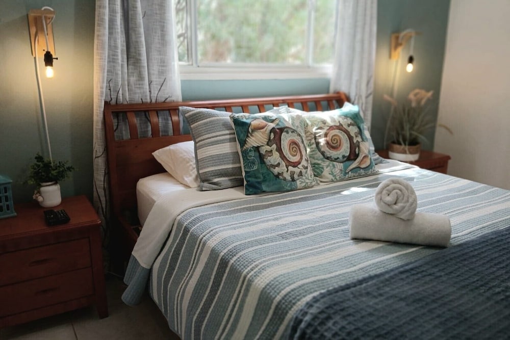 WALK TO MARRIOTT BEACH - CLEAN AND COZY FAMILY FRIENDLY HOME - PRIVATE ...