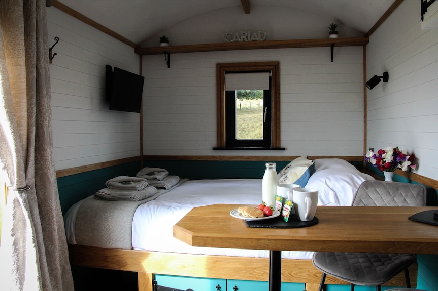 Cwm Cariad - Shepherds Hut With Hot Tub Sleeping 2 Guests, Pet Friendly - Herefordshire