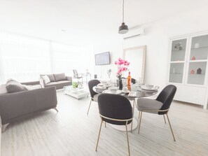 Apartamento, 2 quartos (17B) | Sala de estar | Smart TV de 32 polegadas com canais digitais, televisor 
