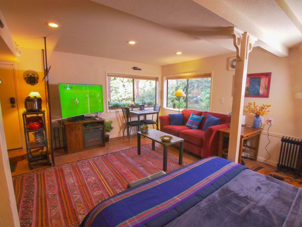 Private Edmonds Studio Apartment - Whidbey Island, WA