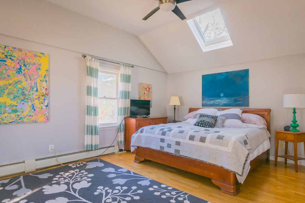 Crisp And Clean Home Located In Private Beach Association On Johns Pond - Massachusetts
