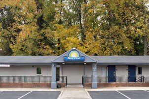 Um Days Inn by Wyndham com fachada simples, duas entradas e um estacionamento à frente.