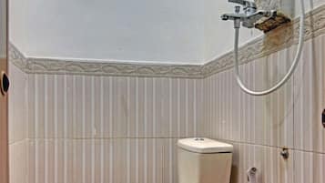 Quarto casal standard | Banheiro | Chuveiro, chuveiro com efeito de chuva, papel higiênico