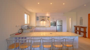 Apartamento superluxo | Cozinha privada | Micro-ondas, fogão, chaleira elétrica