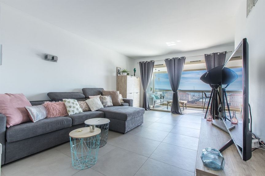 Admire Panoramic Ocean Views Thru Walls Of Windows - Cannes