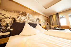 Quarto casal clássico | Cofres nos quartos, quartos à prova de som, Wi-Fi de cortesia