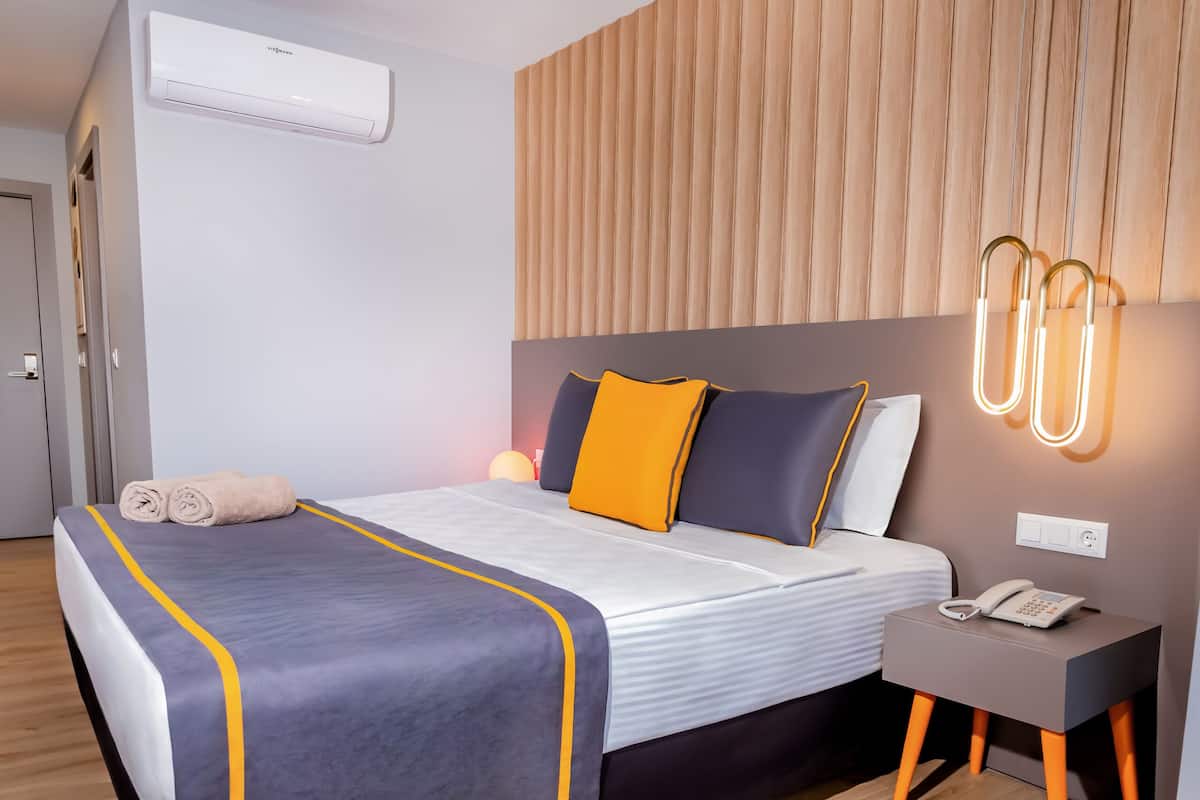 Quarto Triplo Comfort | Roupa de alta qualidade, minibar grátis, cofre no quarto, secretária