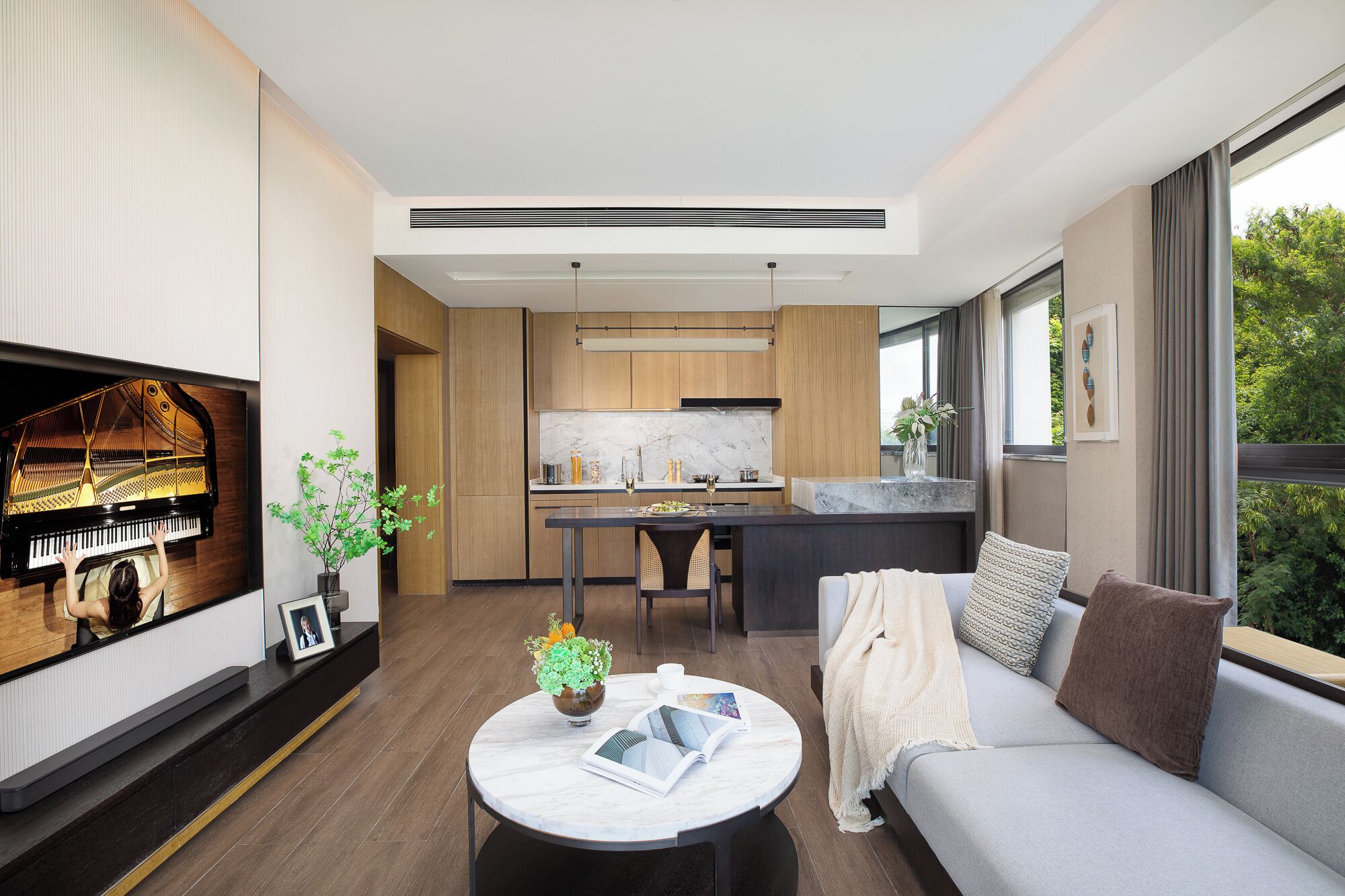 Uma sala de estar moderna com um piano, uma mesa de centro redonda e um sofá.