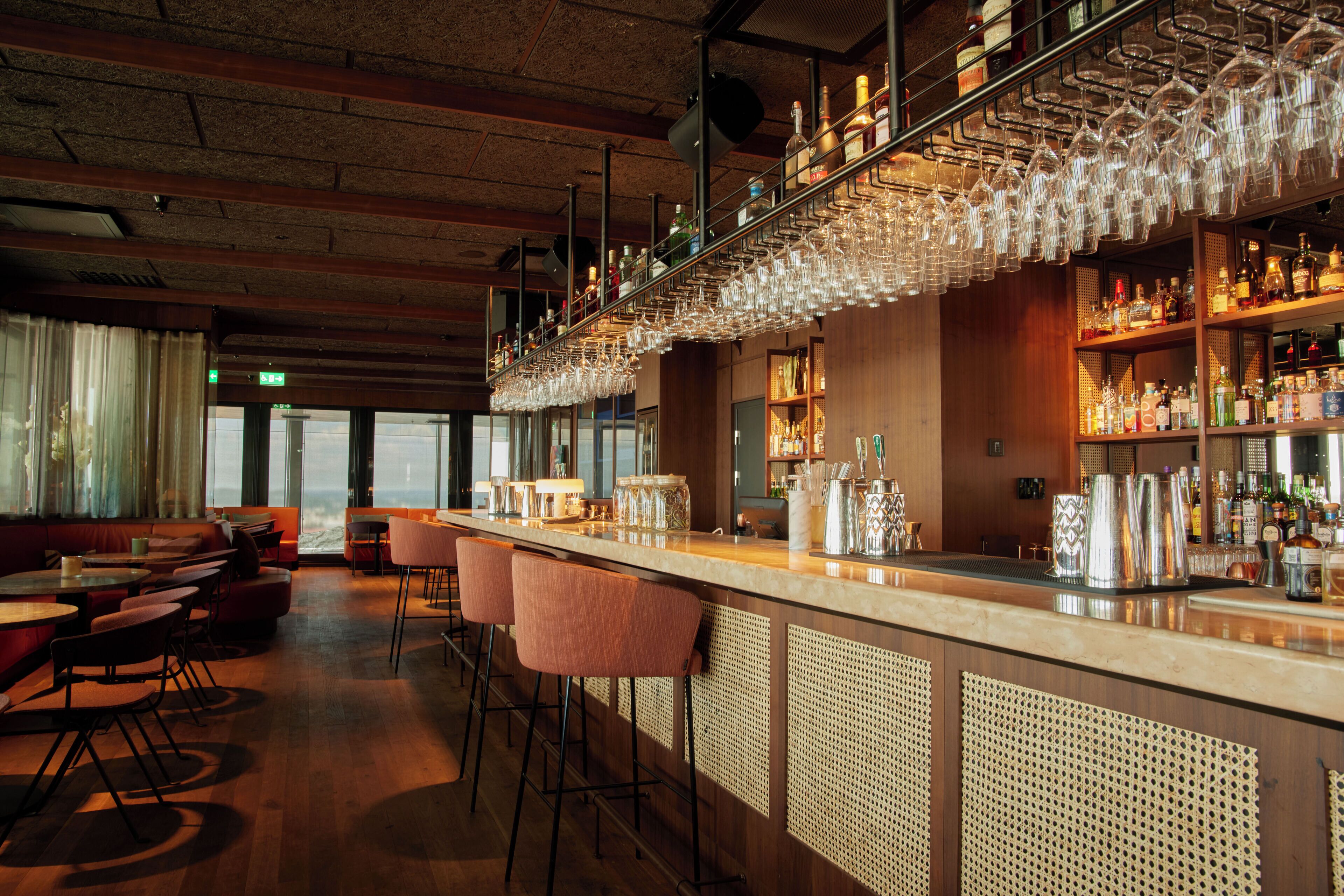 2 bares/lounges 