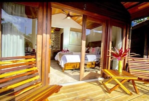 Quarto superior, 1 cama Queen, vista parcial para o oceano | Cofres nos quartos, quartos à prova de som