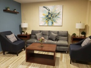 Apartamento luxo | Área de estar | TV de tela plana 32 polegadas com canais a cabo, TV, Netflix