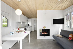 Cabana de Madeira Comfort | Sala de estar | Televisor de ecrã plano de 32 polegadas com canais por cabo, televisor 