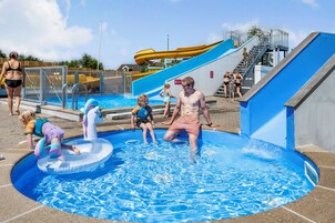 Piscina externa sazonal, espreguiçadeiras