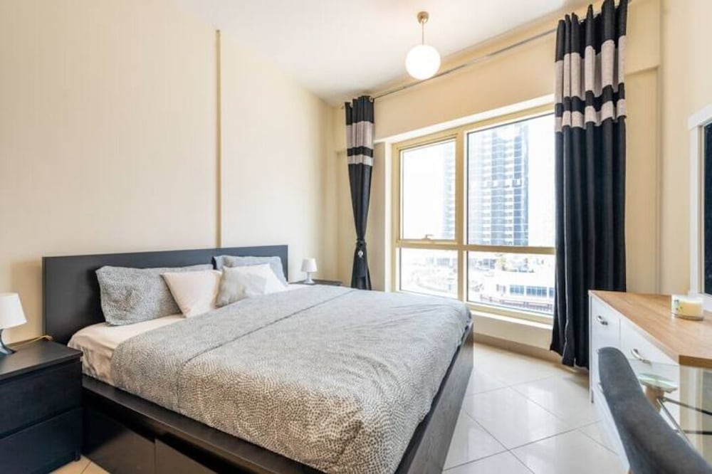 Stunning Lake Views 2BR near Metro stn, Dubai Marina & JBR - Dubai | Vrbo