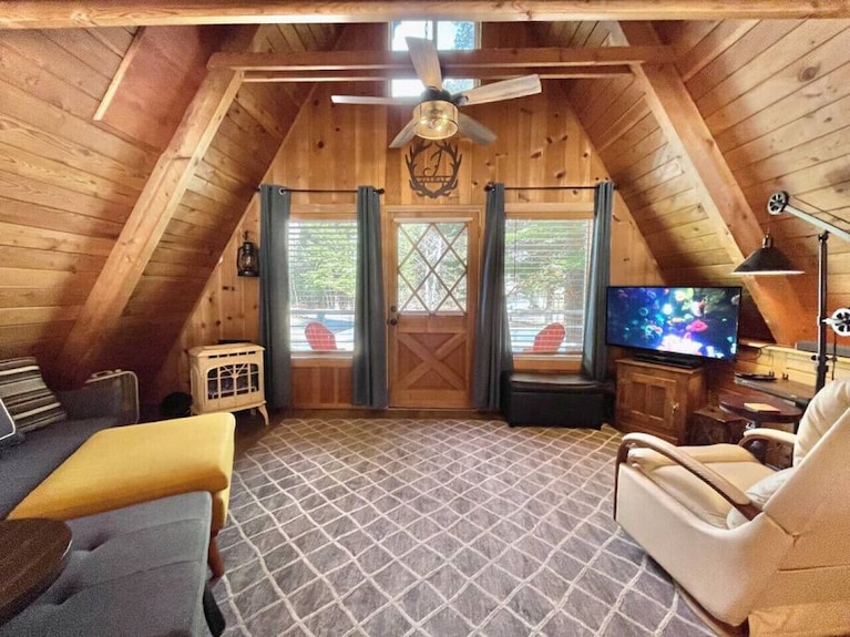 Cute, Pet Friendly Cabin With Hot Tub - Lake Cascade, ID