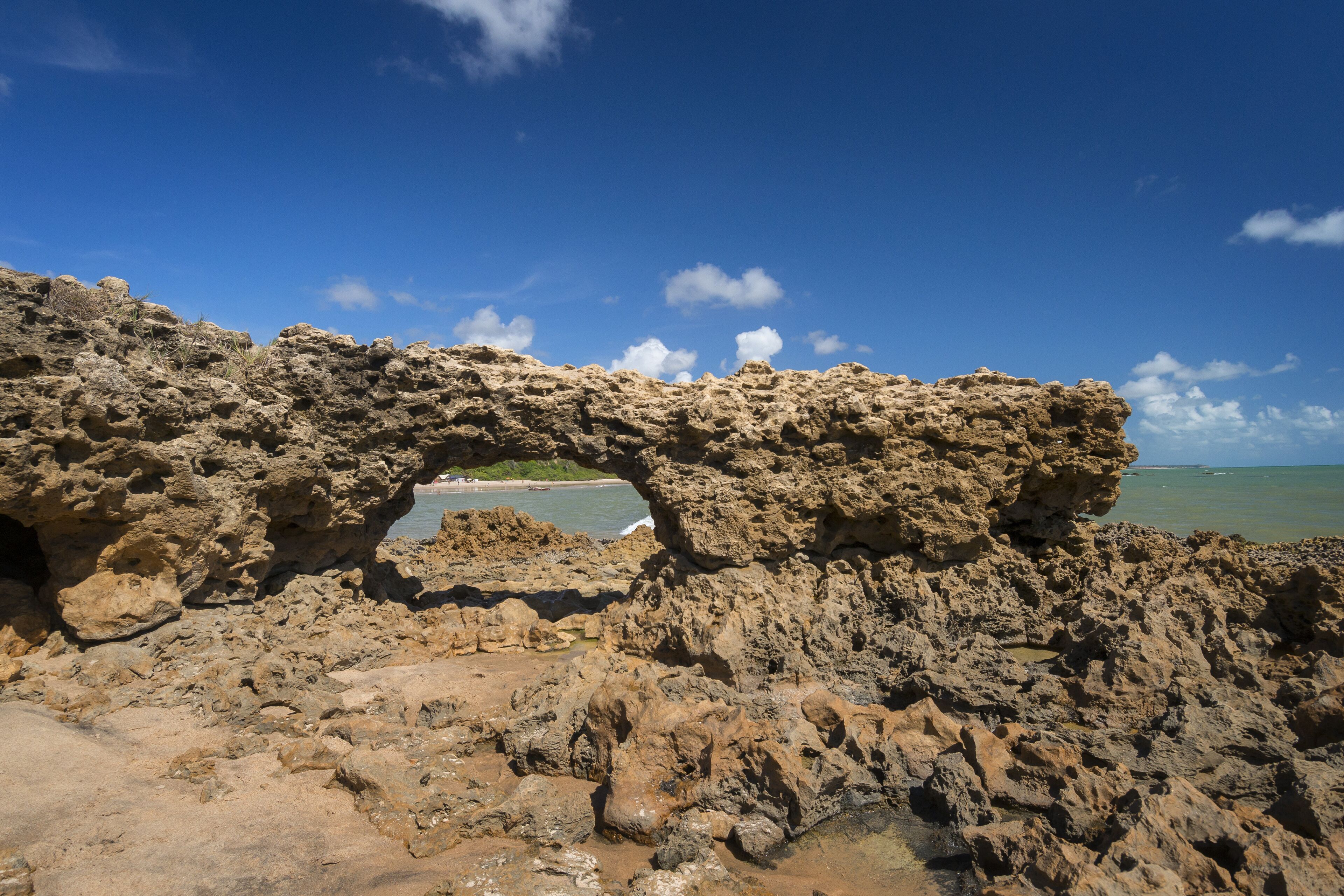 Formação rochosa natural com uma abertura semelhante a uma caverna.