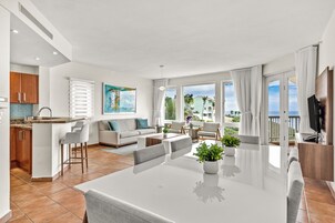 Villa de Luxo, 2 quartos, vista para o oceano | Sala de estar | Televisor de ecrã plano de 44 polegadas com canais por cabo, Netflix 