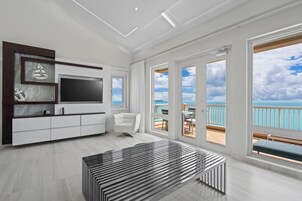 Villa de Luxo, 3 quartos, vista para o oceano | Sala de estar | Televisor de ecrã plano de 44 polegadas com canais por cabo, Netflix 