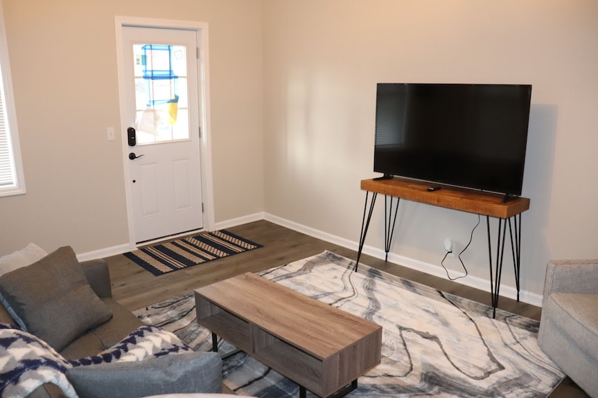 The Geneva Getaway- Remodeled Apartment Walking Distance From Downtown Geneva - Geneva, NY