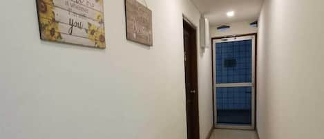 Quartos insonorizados, roupa de cama fornecida