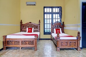 Quarto Twin Standard | Secretária, secretária adequada para computadores portáteis