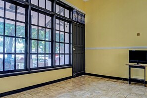 Quarto Twin Standard | Secretária, secretária adequada para computadores portáteis