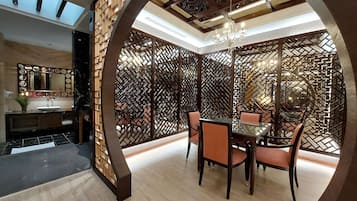 Quarto casal presidencial (run of house) | Sala de estar | TV LED 55 polegadas com canais a cabo, TV
