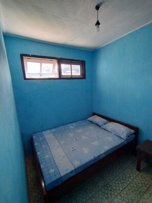 Quarto solteiro econômico, 1 quarto | Ferros/tábuas de passar roupa, roupa de cama