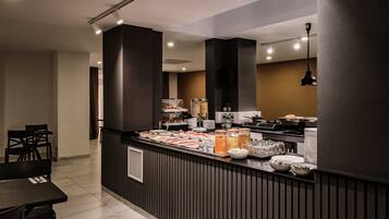 Café da manhã inglês grátis todos os dias